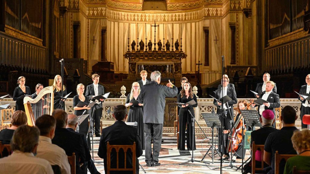 Did John Eliot Gardiner punch a singer?